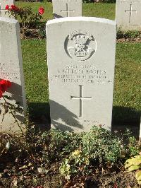 Photograph of the final resting place of Rogers, John Gilbert - The War ...