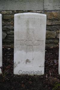 Photograph of the final resting place of Thom, J - The War Graves ...