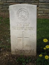 Photograph of the final resting place of Dyer, A W - The War Graves ...