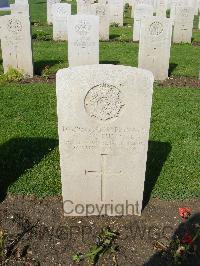 Photograph of the final resting place of McCullock, W - The War Graves ...
