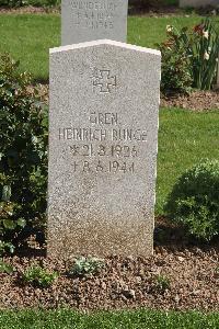 Photograph of the final resting place of Runge, Heinrich - The War Graves Photographic Project
