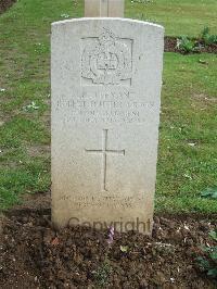 Photograph of the final resting place of Gilson, Robert Quilter - The War Graves Photographic ...