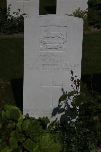 Photograph of the final resting place of Pearce, Ernest William - The ...