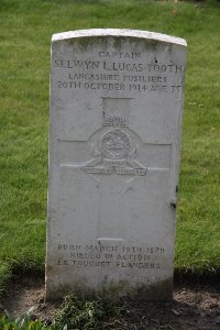 Photograph of the final resting place of Lucas-Tooth, Selwyn Lucas ...