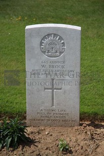 Photograph of the final resting place of BROOK, WILLIAM - The War ...